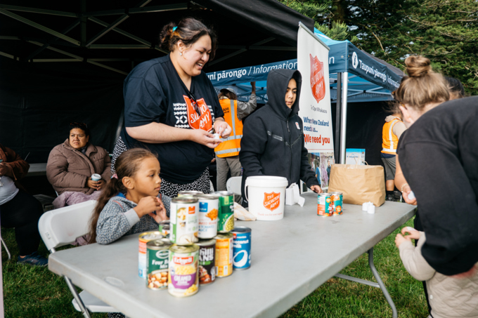 Onehunga’s cans for candlelight brightens up Christmas for everyone ...